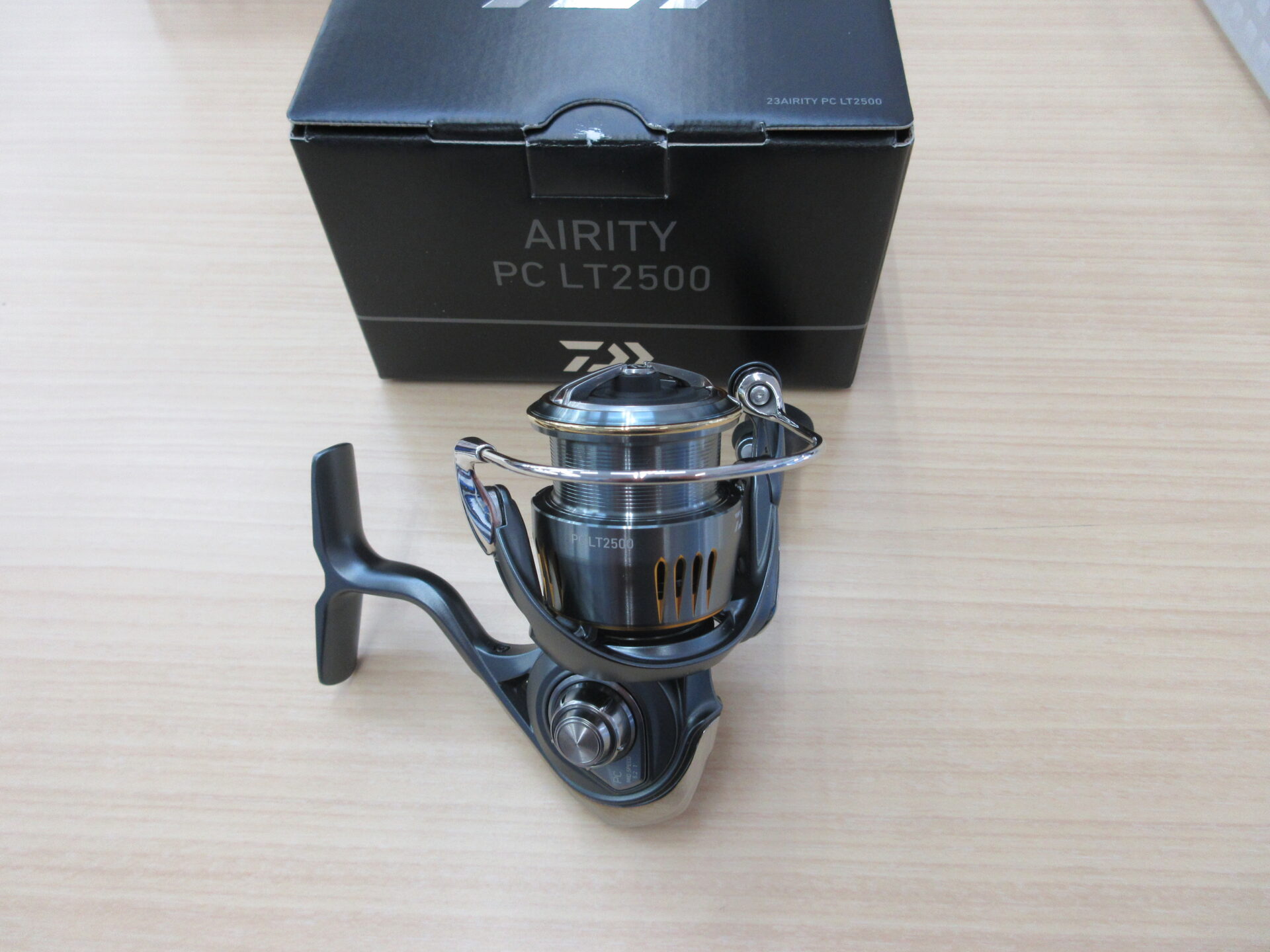 【小物やルアー、ジャンク品も1点から買い取ります！】ダイワの23エアリティ PC LT2500をお売りいただきました。超高額買取なら釣具いちばん館 相模原橋本店！釣具いちばん館